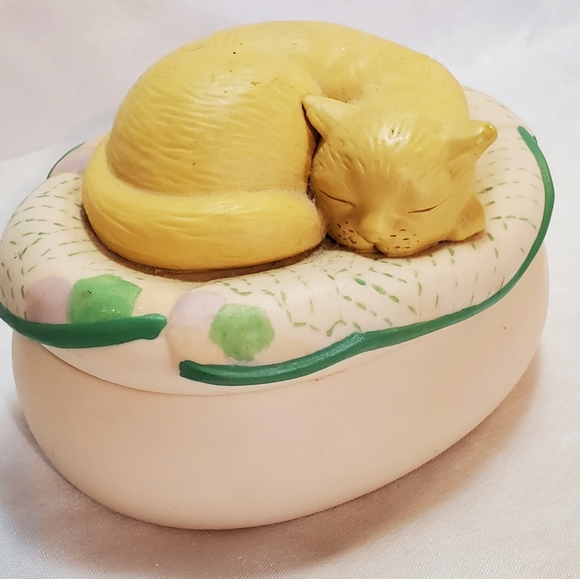 Hallmark | Other | Vintage Ceramic Sleeping Cat Trinket Box With Lid ...